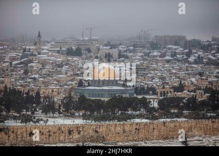 Snow covers the Al Aqsa Mosque compound in the Old City of Jerusalem ...