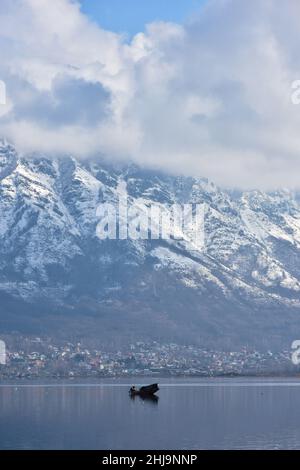 Srinagar, India. 27th Jan, 2022. A boatman seen in his boat on Dal lake ...