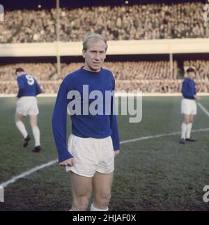 Manchester United's Bobby Charlton in full flight Stock Photo - Alamy