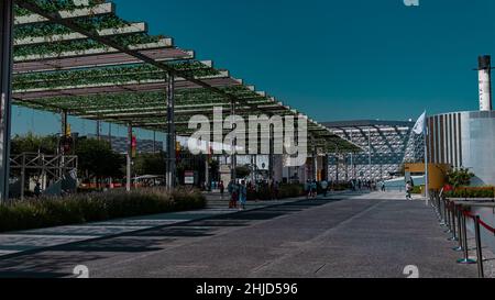 View of a street with canopy at Expo 2020 in Dubai Stock Photo - Alamy