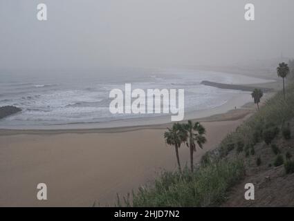 Strong 'Calima' wind from the African coast affecting Playa de los ...