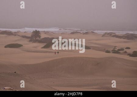 Strong 'Calima' wind from the African coast affecting Playa de los ...