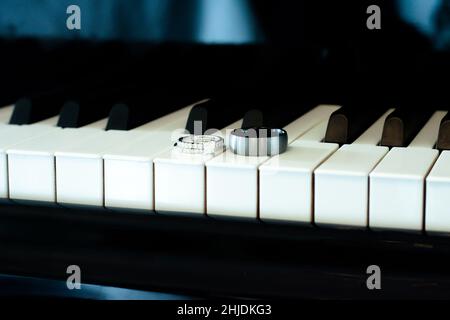 Wedding rings on piano keys Stock Photo - Alamy