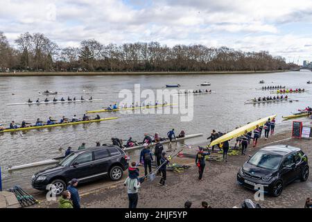 PUTNEY LONDON, UK. 29 January, 2022. Rowers from various clubs carry ...