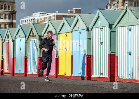 Brighton, January 29th 2022: Locals enjoying the beautiful spring-like ...