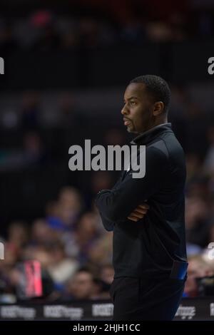 Oklahoma State coach Mike Boynton Jr. yells out to players during the ...