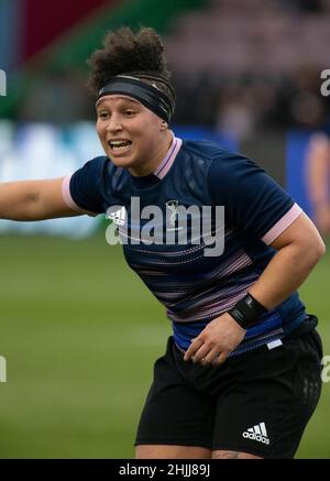 TWICKENHAM - ENGLAND 29 JAN 22: Sophie Tandy (Gloucester) tackles Izzy ...