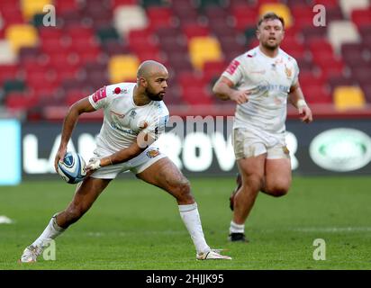 Tom O?Flaherty of Exeter Chiefs in action with Cooper Vuna during the ...