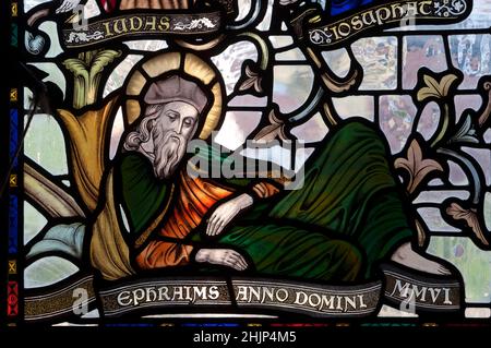 DETAIL OF THE JESSE TREE STAINED GLASS IN THE ROYAL DOOR CHARTRES ...