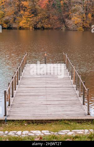 Wooden wharf on the Hazna lake at the autumn park Stock Photo - Alamy