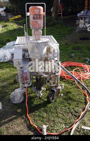 schmutzige Verputzmaschine im Garten Stock Photo - Alamy