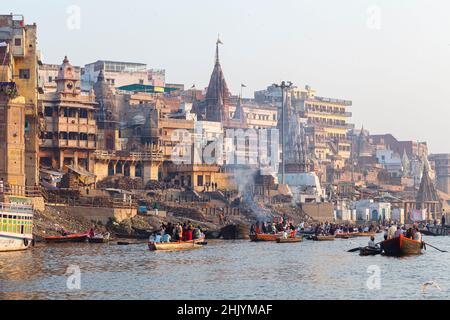 Funeral pyres at the burning ghats in varanasi, india Stock Photo - Alamy