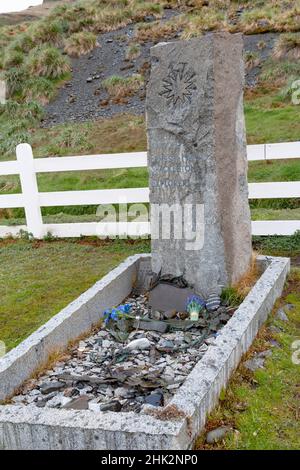Ernest Shackleton's grave in Grytviken cemetery, South Georgia Island ...