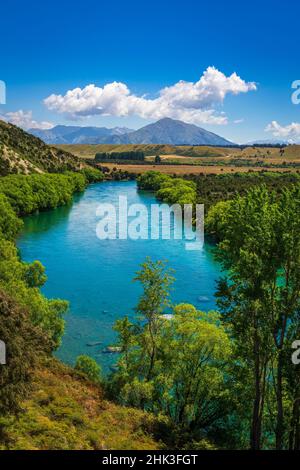 River view from the Upper Clutha River Track, Central Otago, South ...