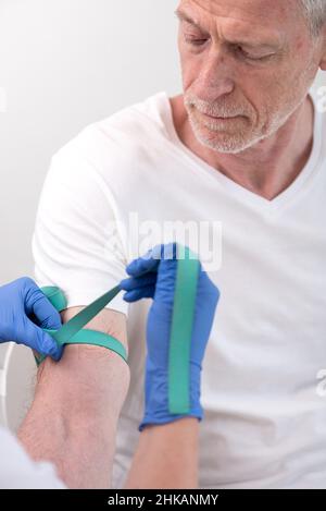 Putting a tourniquet on the arm of a patient before an injection Stock ...