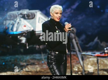 Sängerin Yazz mit Band "And the Plastic Population", performt ihren Hit ...