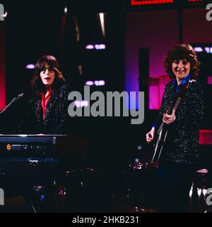 Susan Fassbender, links, englische Pop und New Wave Musikerin, singt ...