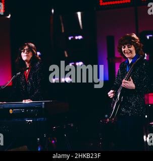 Susan Fassbender, links, englische Pop und New Wave Musikerin, singt ...