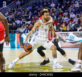 Olympiacos Piraeus' Nigel Williams-Goss with his teammates during ...