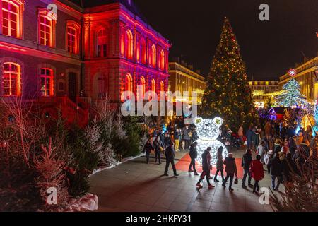 France, Somme, Amiens, The Christmas market in Amiens Stock Photo - Alamy
