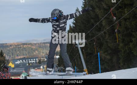 Altenberg, Germany. 05th Feb, 2022. Winter sports fans line up at the ...