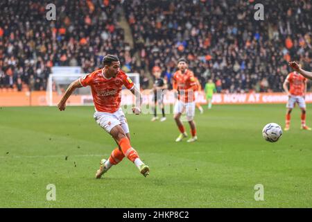 Jordan Lawrence-Gabriel #4 of Blackpool shoots Stock Photo - Alamy