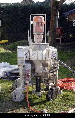 schmutzige Verputzmaschine im Garten Stock Photo - Alamy