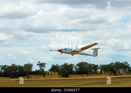 An Alexander Schleicher ASK-21Mi motor glider taking off at Lake Keepit ...