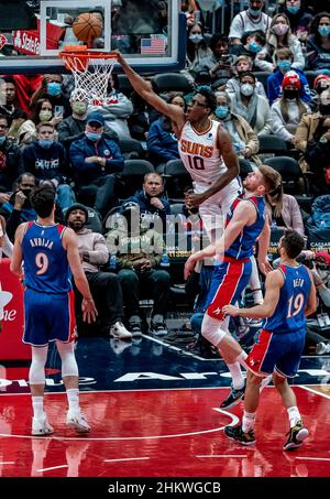 Washington Wizards forward Davis Bertans (42) and Brooklyn Nets guard ...