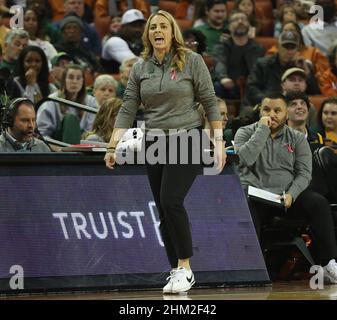Baylor head coach Nicki Collen talks to her team during the first half ...