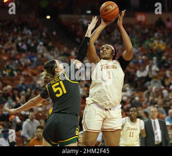 Baylor forward Caitlin Bickle (51) shoots a free throw in the first ...