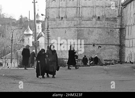 Worshippers at the walls of the Zagorsk monastery. Moscow Region ...