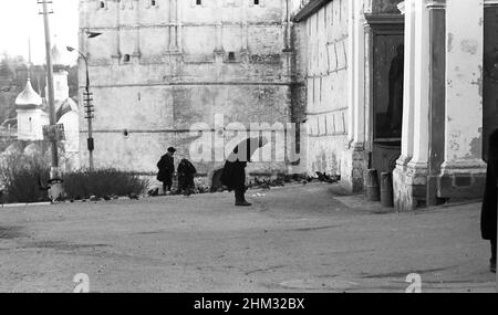Worshippers at the walls of the Zagorsk monastery. Moscow Region ...