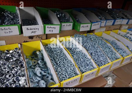 diverse Schrauben und NÃ¤gel als lose Ware in einem Restpostenmarkt ...