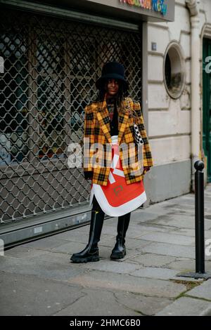 Street style, arriving at Wooyoungmi Fall-Winter 2023-2024 Menswear ...