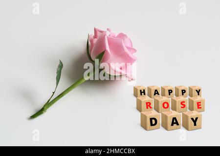 Cubes with "Happy Rose Day" letters Stock Photo - Alamy