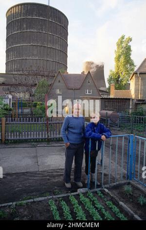 Allemagne de l'est pollution a Bitterfeld Mai 1990 newspaper inform ...