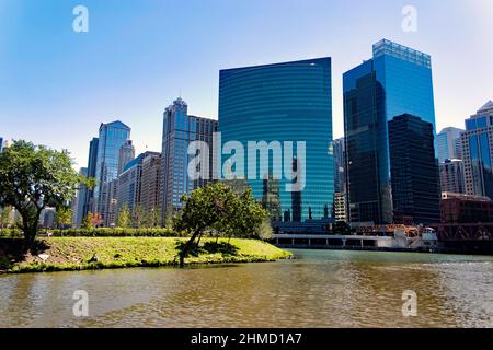 The curved green glass facade of 333 West Wacker Drive, Chicago ...