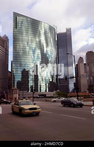 The curved green glass facade of 333 West Wacker Drive, Chicago ...