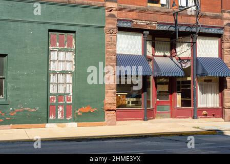 Old abandoned storefronts in Midwest city Stock Photo - Alamy