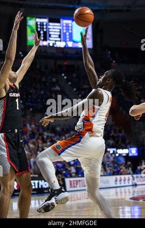 February 5, 2022: Florida Gators forward Colin Castleton (12) looks for ...
