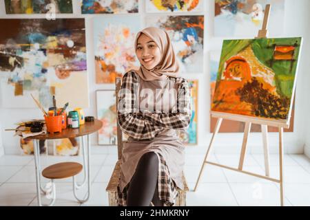 muslim female painter painting on canvas in her workshop Stock Photo ...