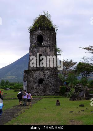 Mayon volcano eruption, Legazpi, Philippines Stock Photo - Alamy