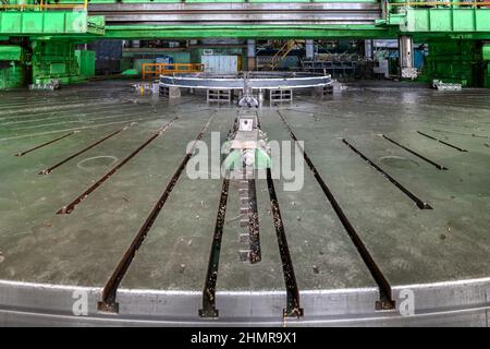 Mechanism of vertical turning lathe machine tool at plant Stock Photo ...