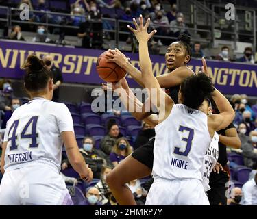 Washington Huskies guard Jayda Noble (3) rebounds the ball against the ...