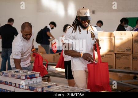 Green Bay Packers' Aaron Jones (33) runs past Atlanta Falcons' Dante ...