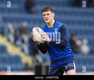 Josh Thewlis #22 of Warrington Wolves makes a break Stock Photo - Alamy