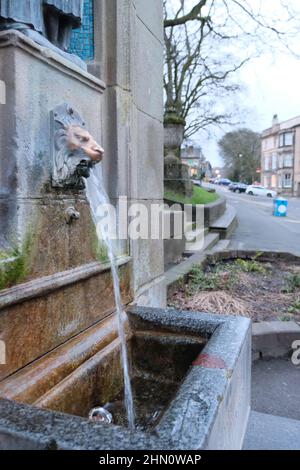 Drinkable Buxton spring water emanating from lion's head fountain at St ...