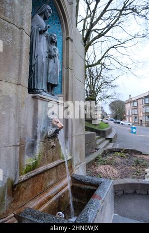 Drinkable Buxton spring water emanating from lion's head fountain at St ...