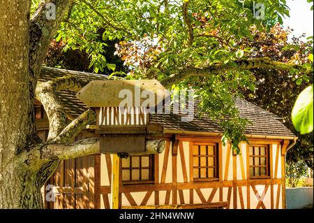 Detail of thatched roof and half timber construction of "Royal Oak" inn ...